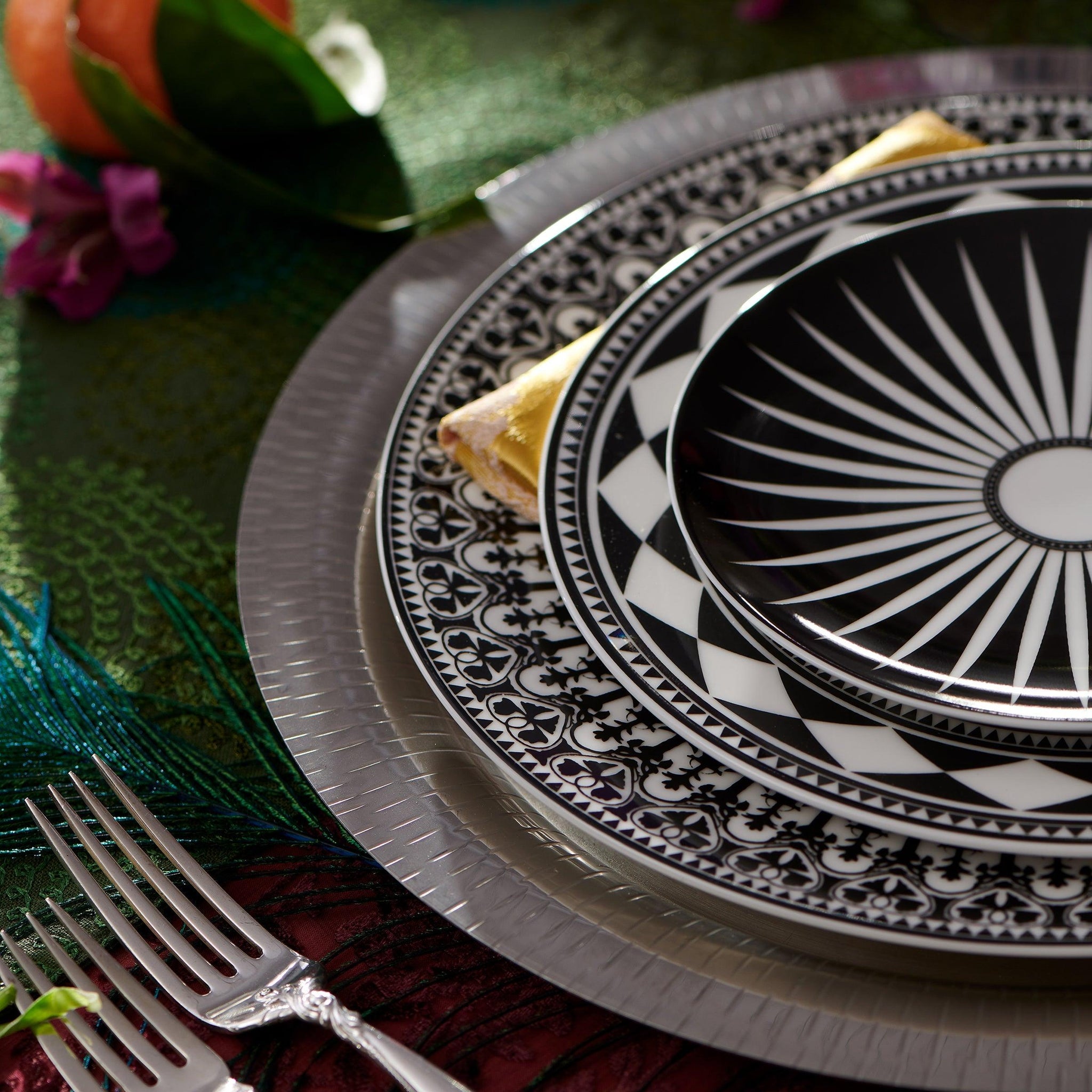 black pattern dinner set